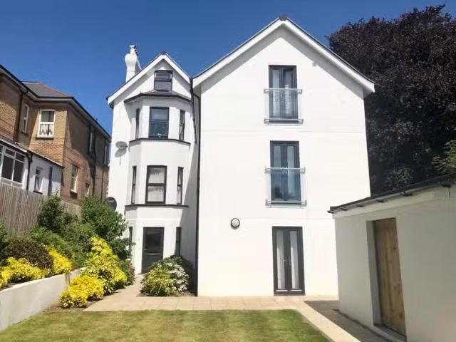 For Rent! 1 BA 1 bedroom flat for rent in Southcote Road, Bour.