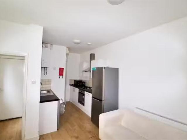 Nice 1 BA 1 bedroom flat for rent in Walsgrave Road, Coventry.