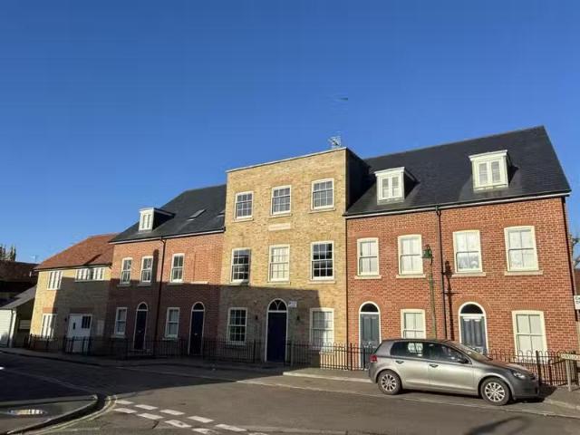 For Rent! 1 BA 1 bedroom flat for rent in 15 Queningate Court.