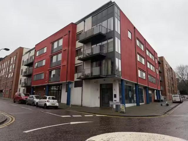 Charming 1 BA 1 bedroom flat for rent in 50 Sherborne Street.