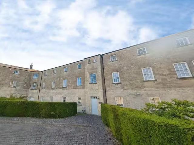 For Rent! 1 BA 1 bedroom ground floor flat for rent in The Hex.