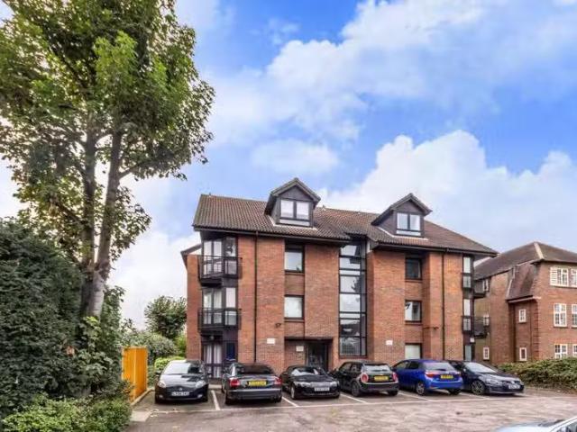 For Rent! 1 BA 1 bedroom ground floor flat for rent in Croydon.