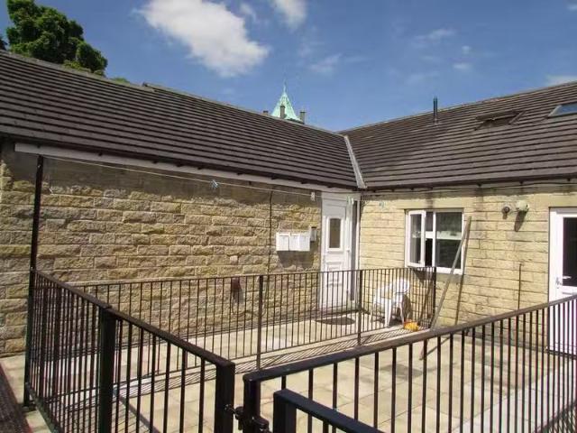 Just in! 1 BA 1 bedroom house for rent in Acre Street, Hudders.
