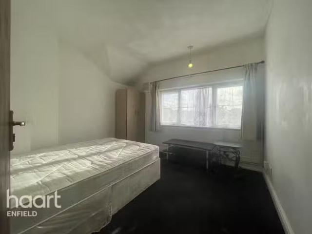 Nice 1 BA 1 bedroom house share for rent in Stoneleigh Avenue.