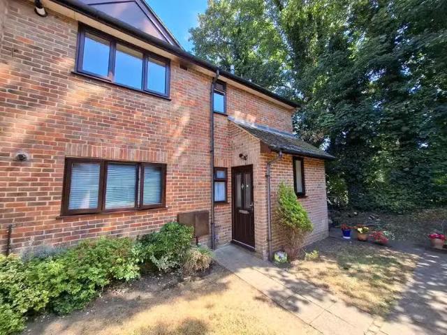 Charming 1 BA 1 bedroom maisonette for rent in Bury Green, HEM.