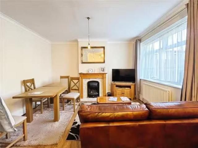 Cozy 1 BA 1 bedroom Mid Terrace House to rent, Lansdowne Road.