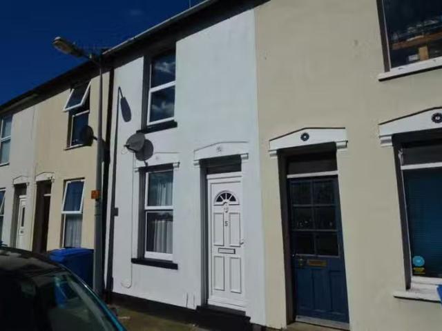 Cozy 1 BA 2 bedroom terraced house for rent in Bulstrode Road.