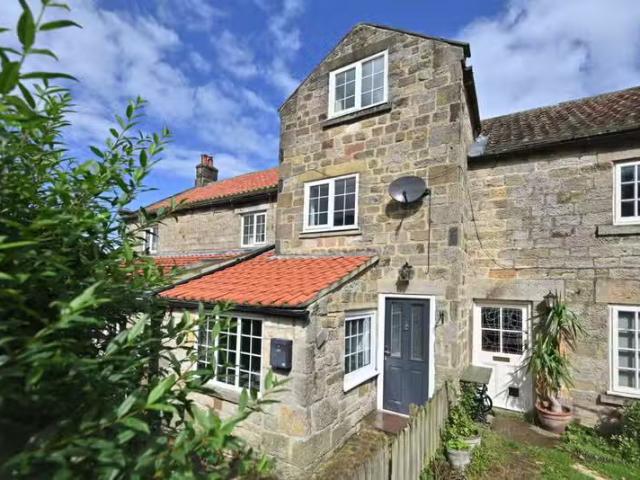 Cheap 1 BA 2 bedroom terraced house for rent in Chapel Row, Al.