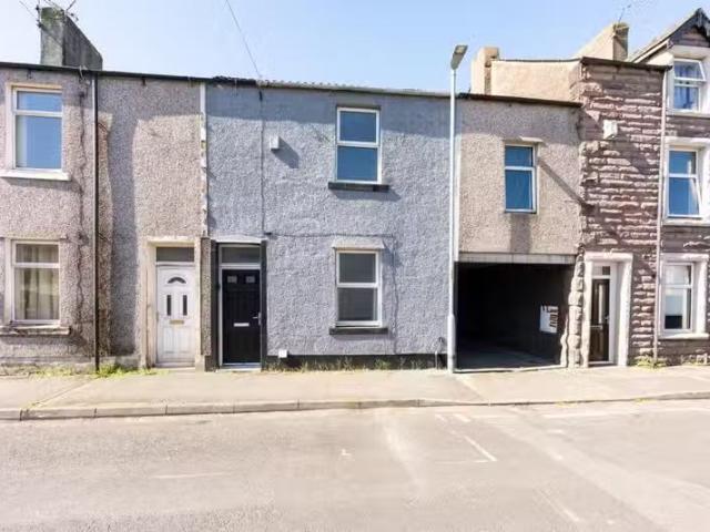 Cozy 1 BA 2 bedroom terraced house for rent in Gladstone Stree.
