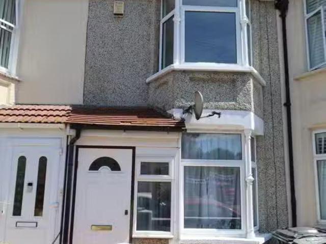 Cheap 1 BA 2 bedroom terraced house for rent in Knockhall Chas.