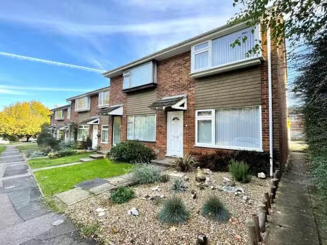 Cheap 1 BA 2 bedroom terraced house for rent in Old Malling Wa.