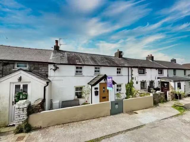Unique 1 BA 2 bedroom terraced house for rent in Rees Row, Bry.