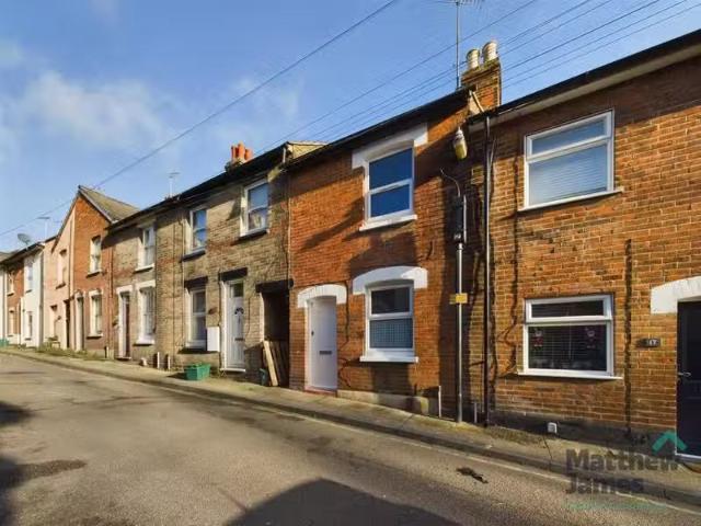 Nice 1 BA 2 bedroom terraced house for rent in St. Julian Grov.