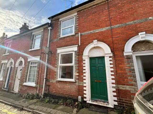 Cheap 1 BA 2 bedroom terraced house for rent in St Julian Grov.