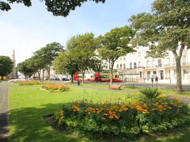 Charming 1 BA 2 bedroom apartment for rent in Church Road, Hov.