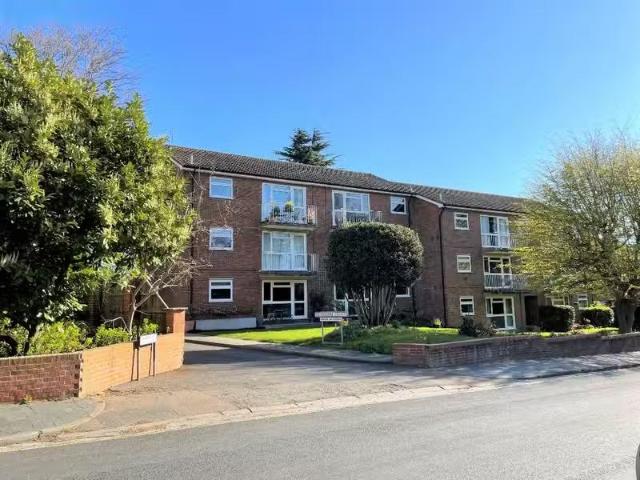 Cozy 1 BA 2 bedroom apartment for rent in Avenue Road, St. Alb.