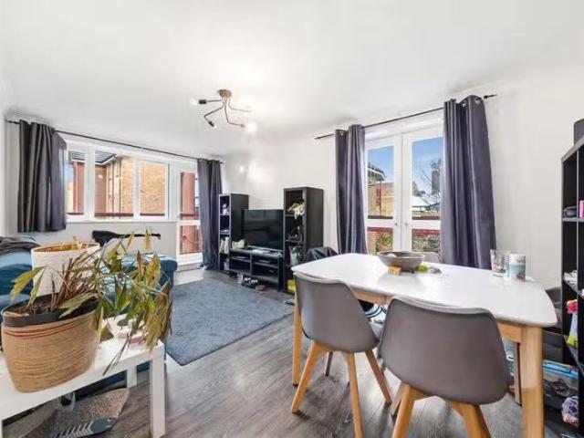 Cheap 1 BA 2 bedroom apartment for rent in Bow Road, London, E3
