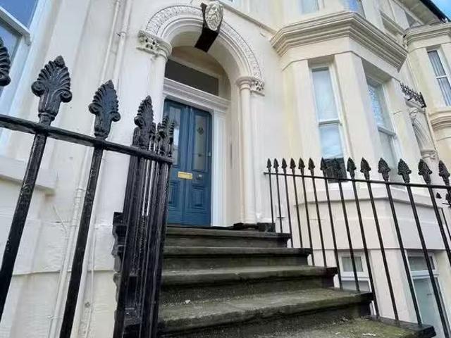 Cozy 1 BA 2 bedroom apartment for rent in Belvidere Road, Live.