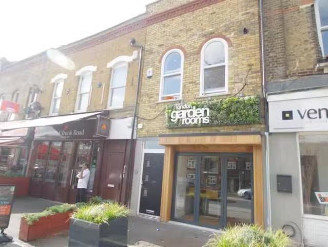 Rental! 1 BA 2 bedroom apartment for rent in High Road, London.