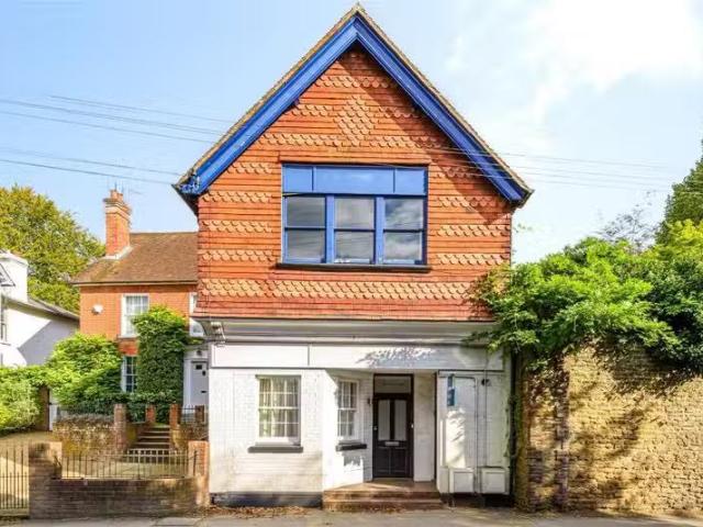 Cheap 1 BA 2 bedroom apartment for rent in High Street, Bramle.