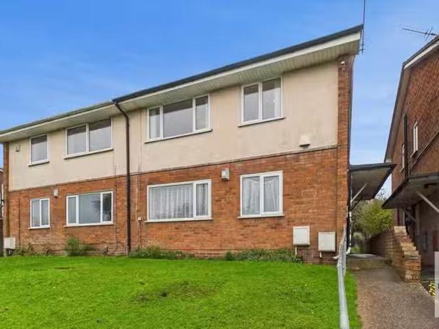 Just in! 1 BA 2 bedroom apartment for rent in Ivyfield Road, E.
