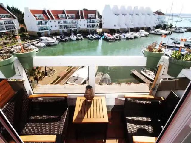 Cheap 1 BA 2 bedroom apartment for rent in Moriconium Quay, Po.