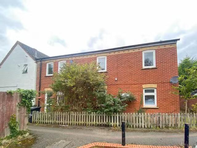 Cheap 1 BA 2 bedroom apartment for rent in Minerva Way, Cambri.