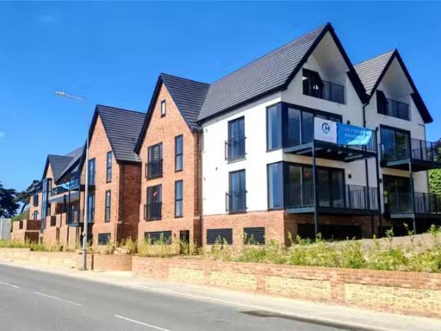 Deal! 1 BA 2 bedroom apartment for rent in Seabrook Road, Hyth.