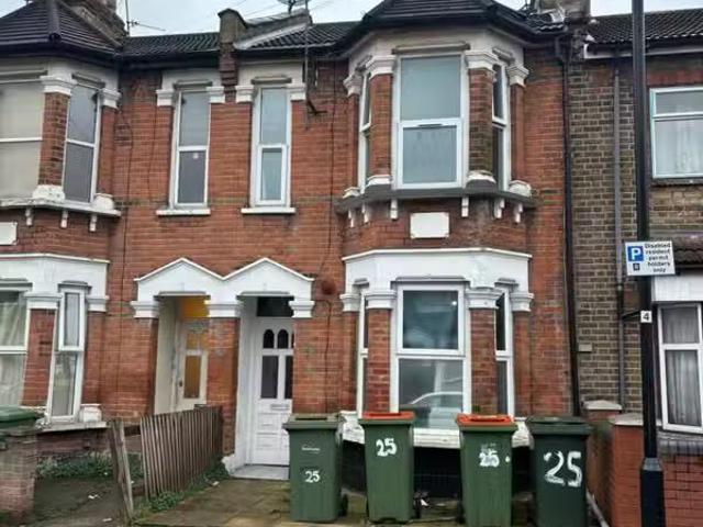 Just in! 1 BA 2 bedroom apartment for rent in Stanley Road, Lo.