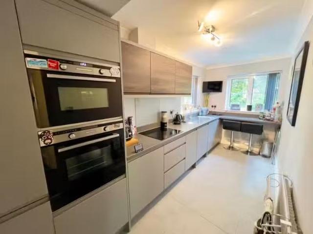 Just in! 1 BA 2 bedroom apartment for rent in Stevens Close, J.