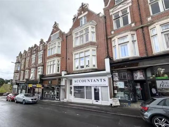 Cheap 1 BA 2 bedroom apartment for rent in Queens Road, Bourne.