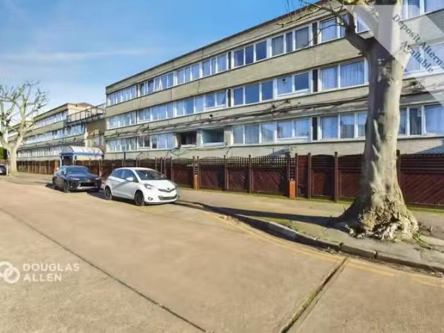 Cheap 1 BA 2 bedroom apartment for rent in Ray Lodge Road, Woo.