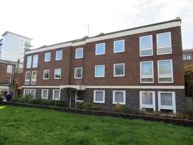 For Rent! 1 BA 2 bedroom apartment for rent in Recently Refurb.