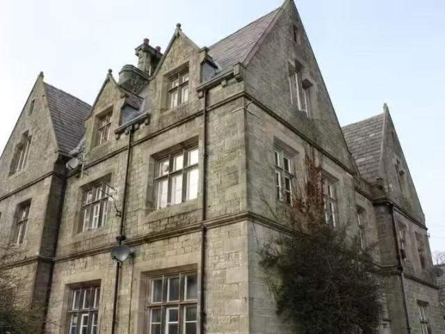 Rental! 1 BA 2 bedroom apartment for rent in Rectory Gardens.