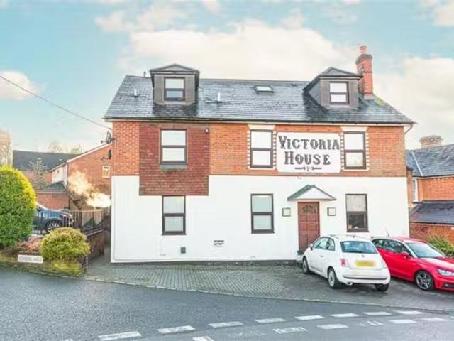 Cheap 1 BA 2 bedroom apartment for rent in Victoria House, Lit.