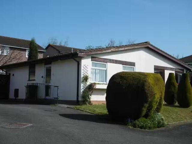 For Rent! 1 BA 2 bedroom bungalow for rent in York Close, Bobb.