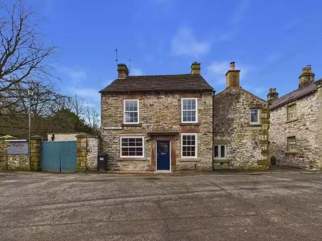 Just in! 1 BA 2 bedroom cottage for rent in Fennel Street, Ash.