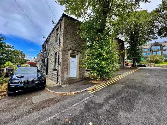 Cozy 1 BA 2 bedroom end of terrace house for rent in Thornfiel.