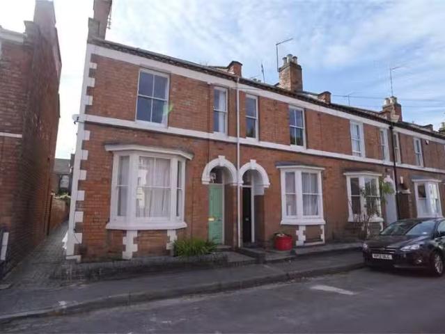 Just in! 1 BA 2 bedroom end of terrace house for rent in New S.