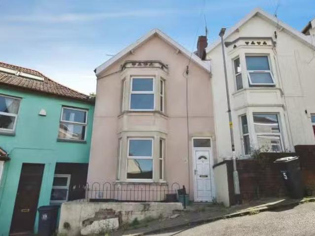 Just in! 1 BA 2 bedroom end of terrace house for rent in Summe.
