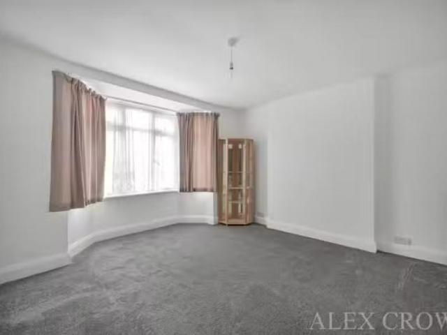 Charming 1 BA 2 bedroom flat for rent in Manor Park Crescent.