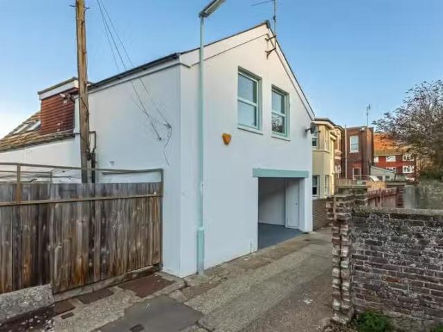 Deal! 1 BA 2 bedroom flat for rent in Nursery Lane, Worthing.