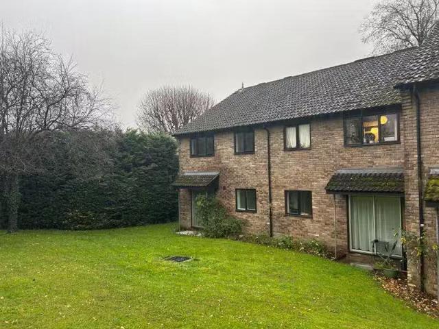 Just in! 1 BA 2 bedroom flat for rent in Newlands, Old Hatfiel.