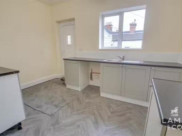 Deal! 1 BA 2 bedroom flat for rent in Old Road, Clacton On Sea.