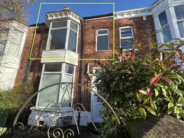 Cheap 1 BA 2 bedroom flat for rent in Abbey Drive East, Grimsb.