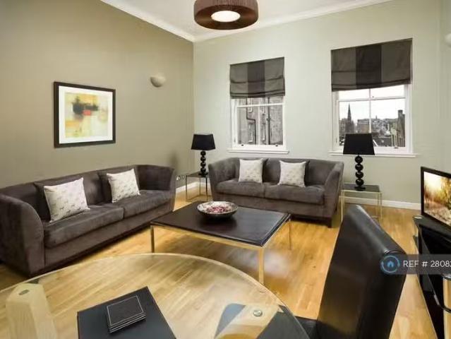 Nice 1 BA 2 bedroom flat for rent in Advocates Close, Edinburg.