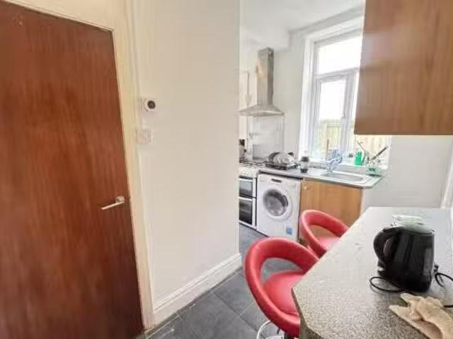 Just in! 1 BA 2 bedroom flat for rent in Albany Road Cardiff.