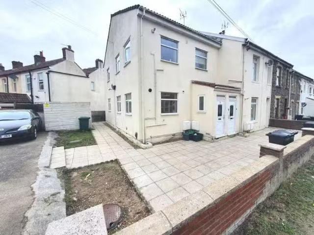 Charming 1 BA 2 bedroom flat for rent in Alsop Road, Kingswood.