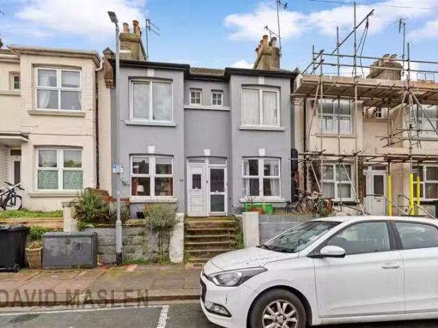 Just in! 1 BA 2 bedroom flat for rent in Buller Road, Brighton.