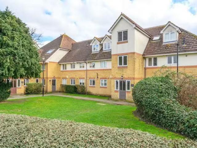 Unique 1 BA 2 bedroom flat for rent in Burn Close, Addlestone.